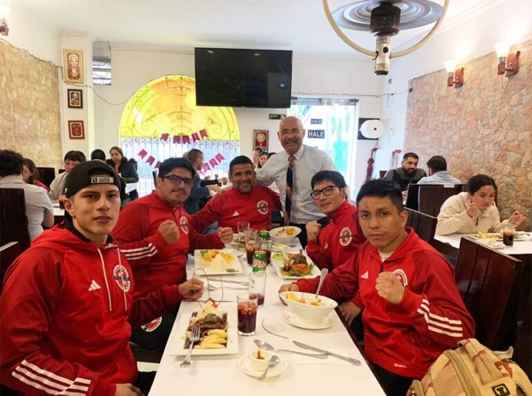 EL EQUIPO NACIONAL DE MMA, recupera fuerzas en Restaurante peruano en ...